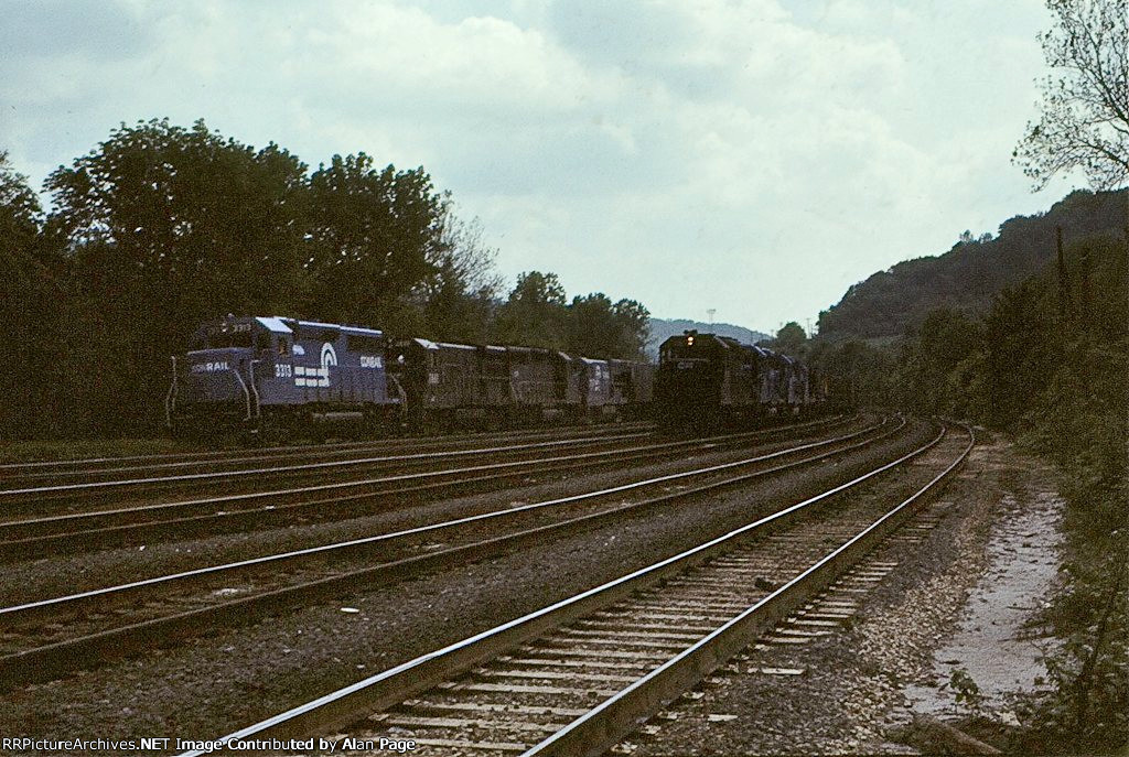 CR GP40-2 3313 and GP35 2320